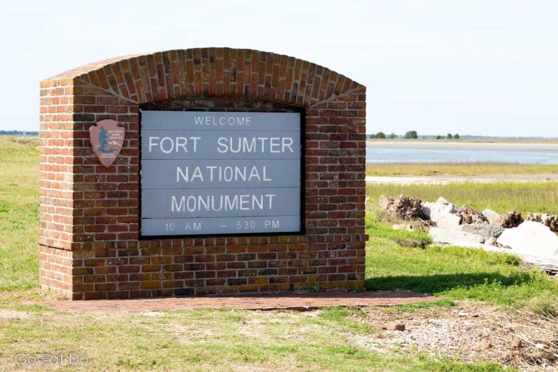 The National Parks Service logo on welcome sign to Fort Sumter National ...